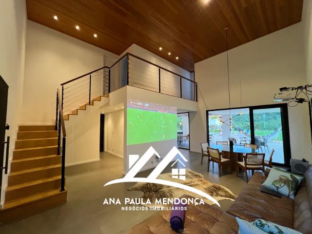 Casa com 3 Quartos e 4 banheiros à Venda, 270 m² por R$ 1.748.000
