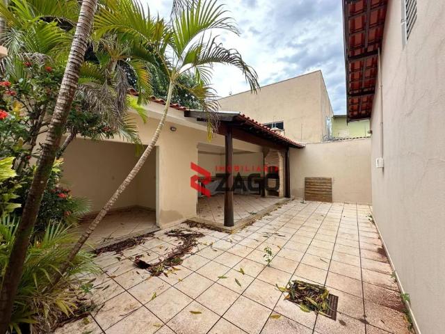 Casa com 3 Quartos e 4 banheiros à Venda, 270 m² por R$ 940.000