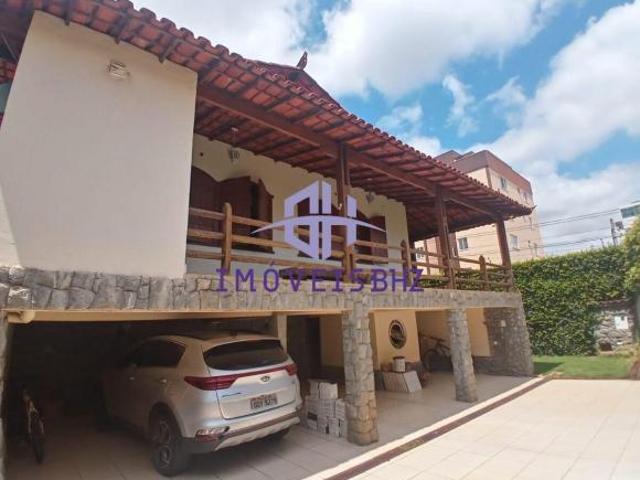 Casa com 3 Quartos e 4 banheiros à Venda, 298 m² por R$ 1.150.000