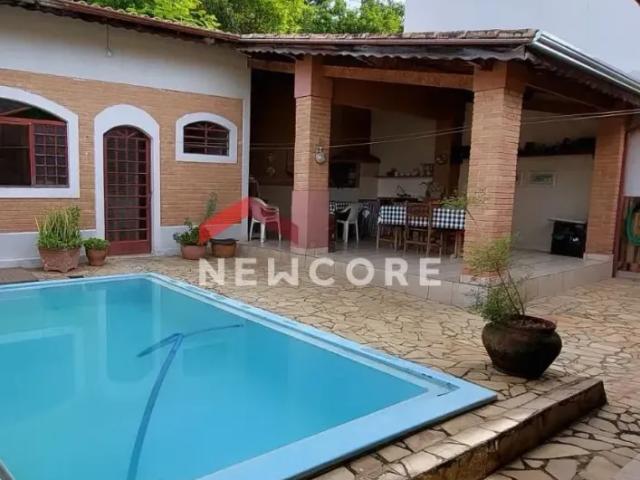 Casa com 3 Quartos e 4 banheiros à Venda, 207 m² por R$ 530.000