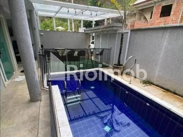 Casa com 3 Quartos e 4 banheiros à Venda, 300 m² por R$ 490.000