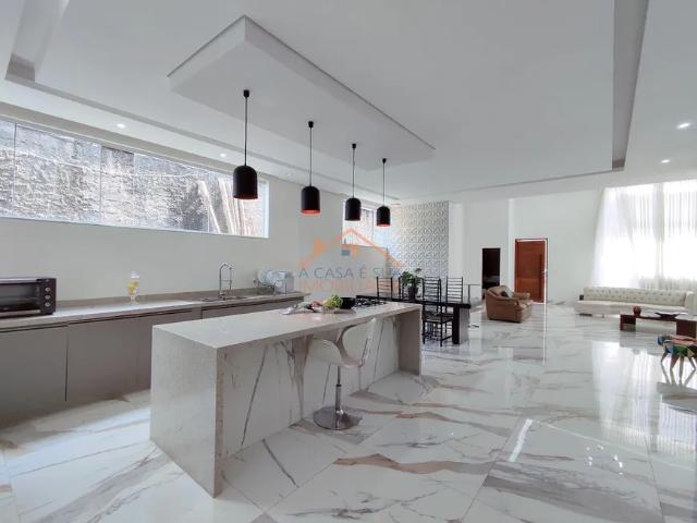 Casa com 3 Quartos e 4 banheiros à Venda, 560 m² por R$ 2.390.000