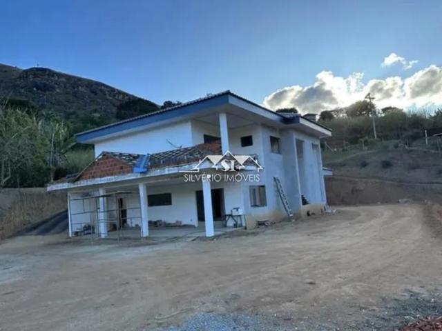 Casa com 3 Quartos e 4 banheiros à Venda, 500 m² por R$ 1.990.000
