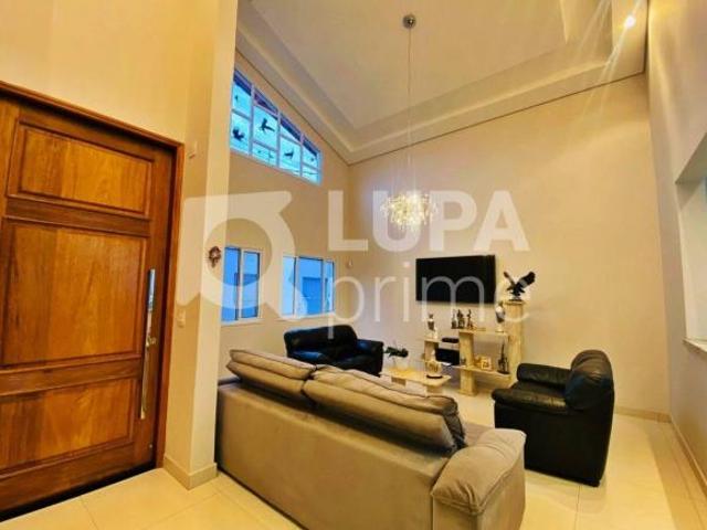 CASA COM 3 QUARTOS E 4 VAGAS DE GARAGEM À VENDA EM ARARAS