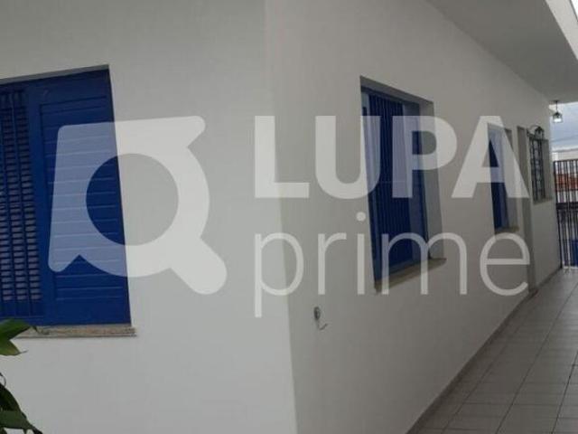 CASA COM 3 QUARTOS E 4 VAGAS DE GARAGEM À VENDA NA VILA BARUEL