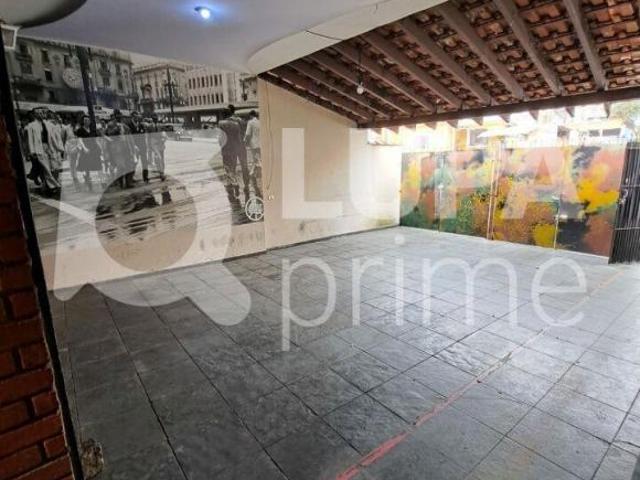 CASA COM 3 QUARTOS E 4 VAGAS DE GARAGEM À VENDA NA VILA GUSTAVO