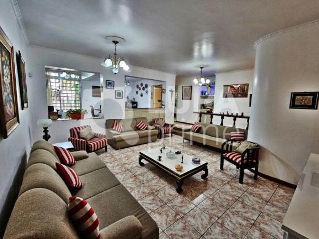 CASA COM 3 QUARTOS E 4 VAGAS DE GARAGEM À VENDA NO JARDIM GUANÇA