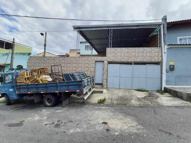 Casa com 3 Quartos e 5 banheiros à Venda, 200 m² por R$ 420.000