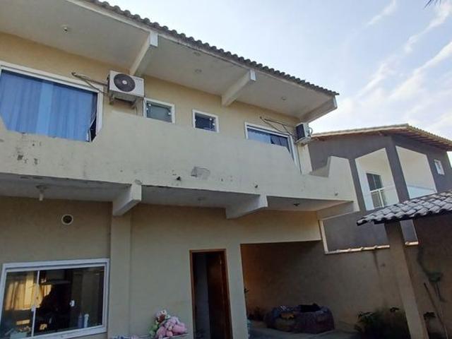 Casa com 3 Quartos e 5 banheiros à Venda, 210 m² por R$ 450.000