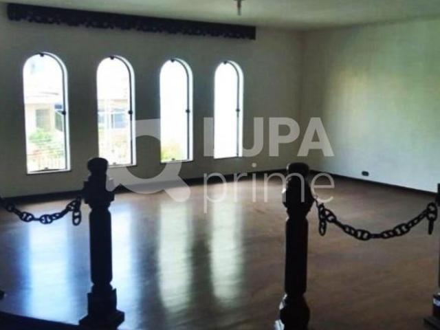 CASA COM 3 QUARTOS E 5 VAGAS DE GARAGEM À VENDA NA VILA MARIA ALTA