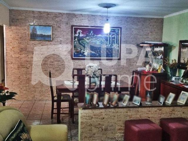 CASA COM 3 QUARTOS E 5 VAGAS DE GARAGEM À VENDA NO JARDIM GUANÇA
