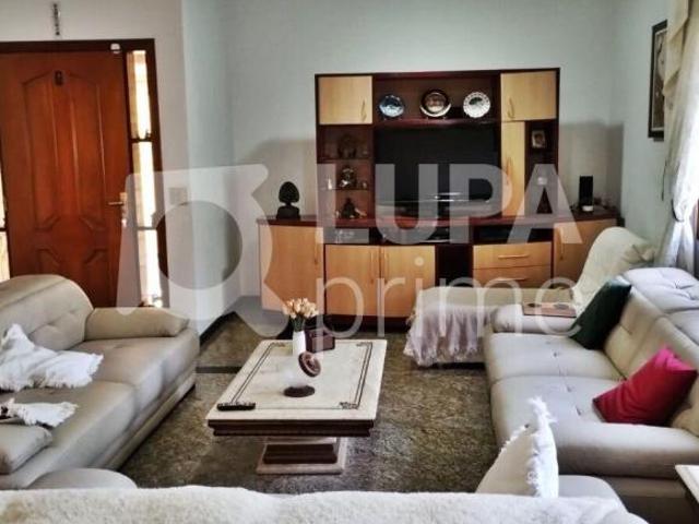CASA COM 3 QUARTOS E 5 VAGAS DE GARAGEM À VENDA NO JARDIM GUAPIRA
