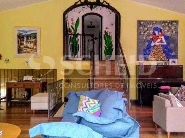 Casa com 3 quartos e 5 vagas, próximo ao metrô São Paulo/Morumbi