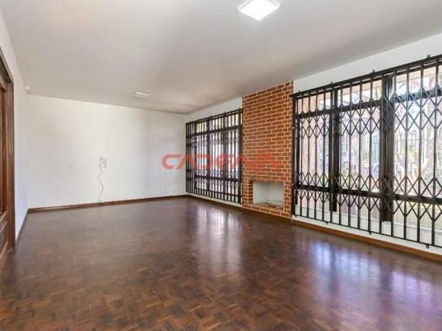 Casa com 3 quartos e 6 vagas à venda no Água Verde