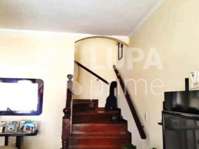 CASA COM 3 QUARTOS E 6 VAGAS DE GARAGEM À VENDA NA VILA MARIA ALTA