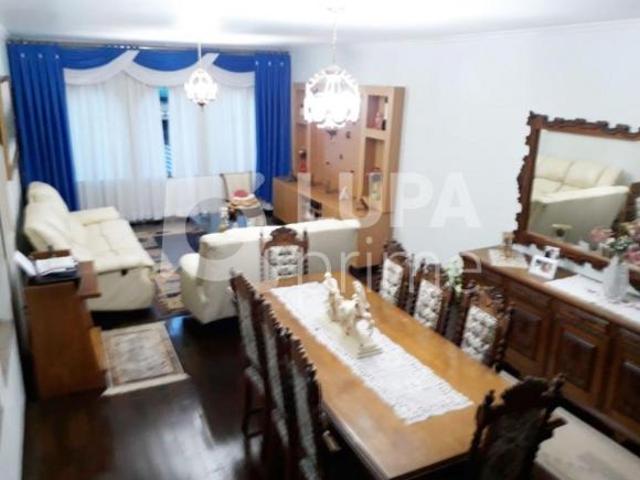 CASA COM 3 QUARTOS E 6 VAGAS DE GARAGEM À VENDA NA VILA MARIA