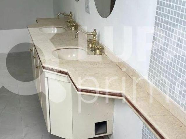 CASA COM 3 QUARTOS E 6 VAGAS DE GARAGEM À VENDA NA SERRA DA CANTAREIRA