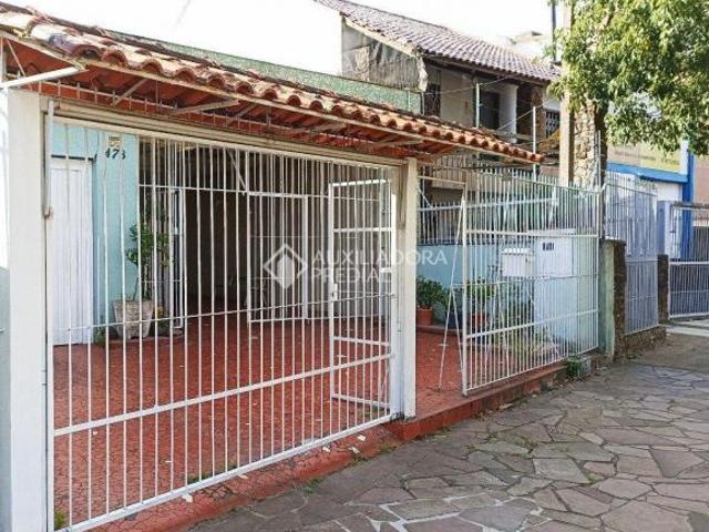 Casa com 3 quartos e 6 vagas de garagem no Bairro Partenon