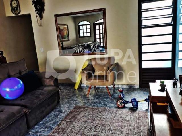 CASA COM 3 QUARTOS E 10 VAGAS DE GARAGEM À VENDA NO JARDIM BRASIL