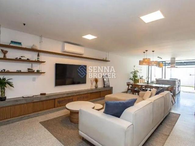 Casa com 3 quartos e 174 m² privativos à venda no Água Verde
