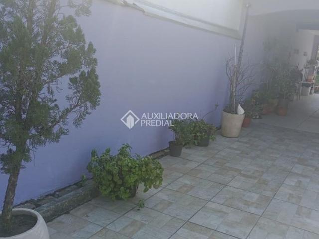 Casa com 3 quartos e 180m² para alugar em Hípica, Porto Alegre