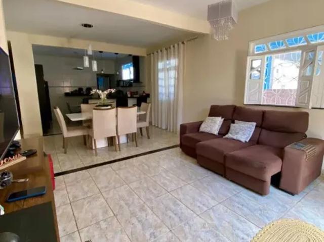 Casa com 3 Quartos e 1 banheiro à Venda, 130 m² por R$ 370.000