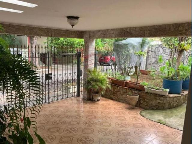 Casa com 3 Quartos e 1 banheiro à Venda, 210 m² por R$ 1.250.000