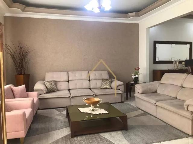 Casa com 3 Quartos e 1 banheiro à Venda, 255 m² por R$ 1.100.000