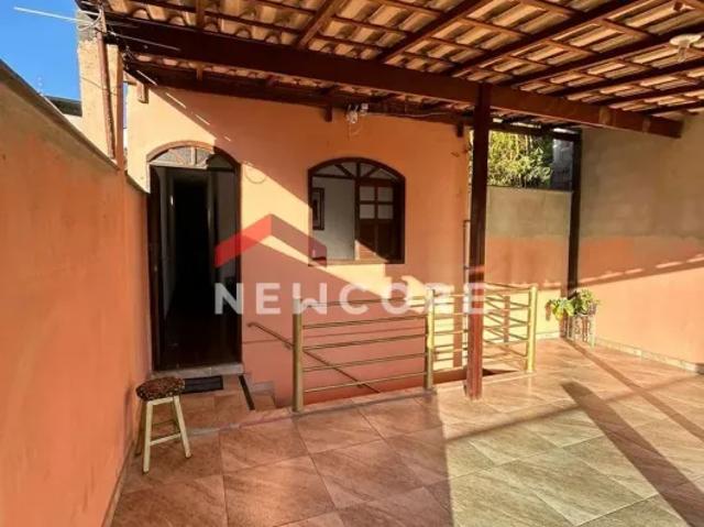 Casa com 3 Quartos e 1 banheiro à Venda, 75 m² por R$ 279.000