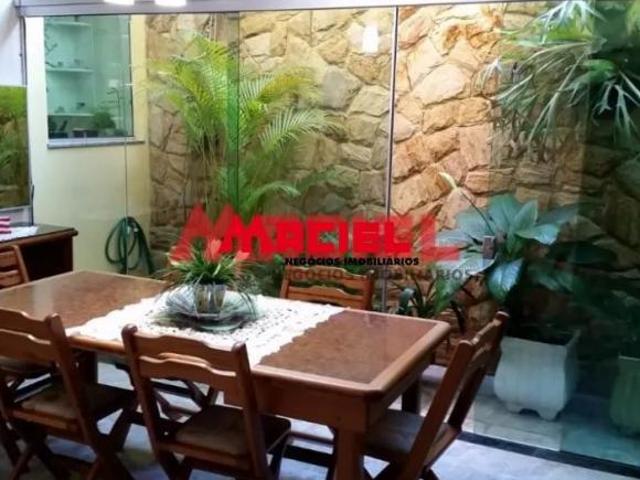 Casa com 3 Quartos e 1 Suite à Venda, 352 m² por R$ 1.350.000