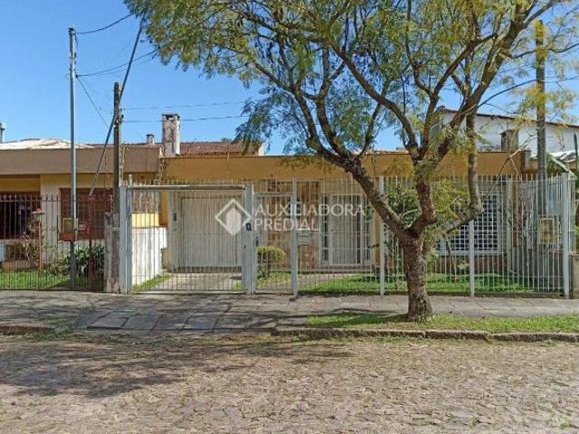 Casa com 3 quartos e 1 suíte, vagas para até 6 carros no Bairro Partenon