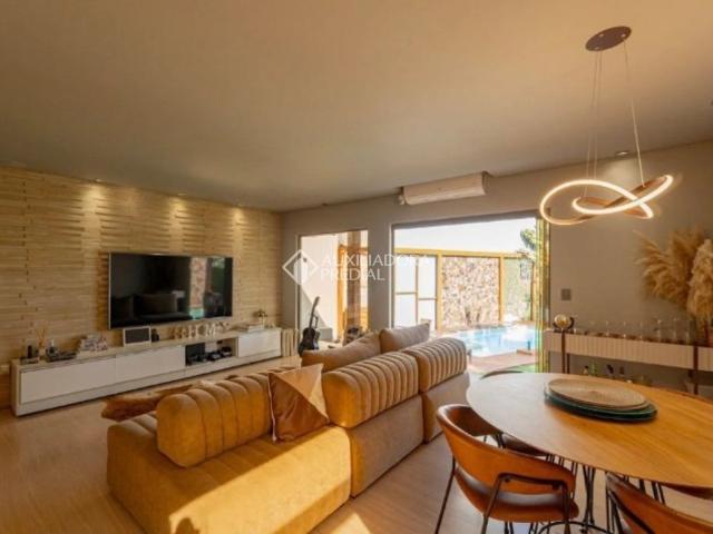 Casa com 3 quartos e 216m² para alugar em Jardim Itu Sabará, Porto Alegre