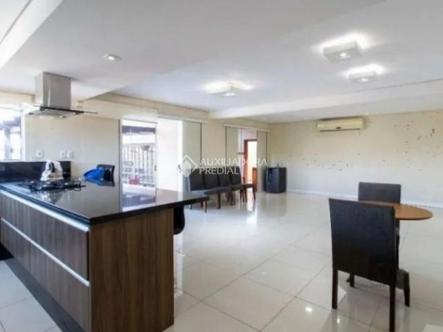 Casa com 3 quartos e 249m² para alugar em Vila Nova, Porto Alegre