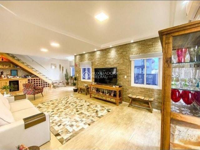 Casa com 3 quartos e 257m² para alugar em Igara, Canoas