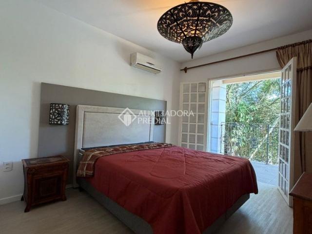 Casa com 3 quartos e 260m² para alugar em Campeche, Florianópolis