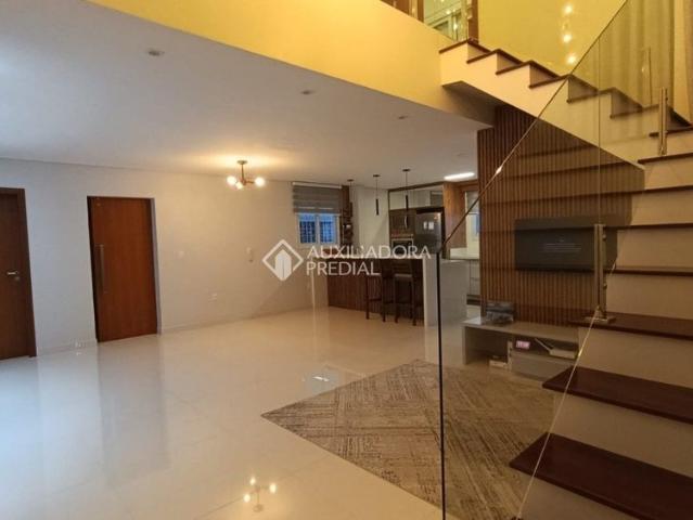Casa com 3 quartos e 260m² para alugar em Pagani, Palhoça