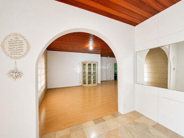 Casa com 3 quartos e 280m² para alugar em Itacorubi, Florianópolis