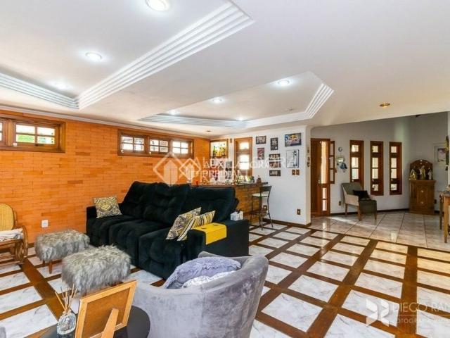 Casa com 3 quartos e 291m² para alugar em Espírito Santo, Porto Alegre