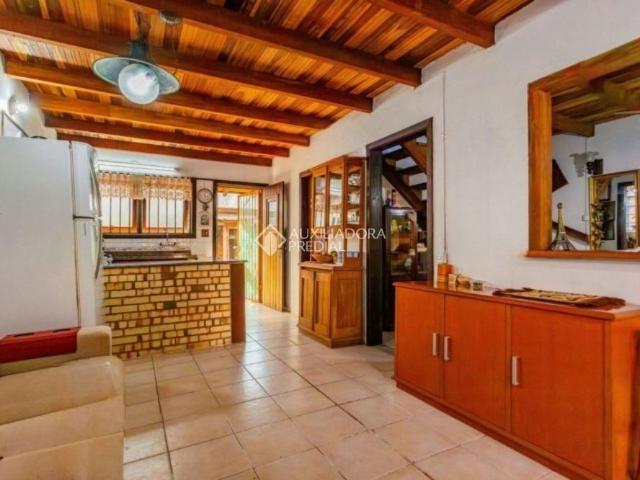 Casa com 3 quartos e 297m² para alugar em Jardim do Salso, Porto Alegre