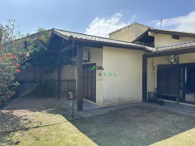 Casa com 3 Quartos e 2 banheiros à Venda, 140 m² por R$ 879.000