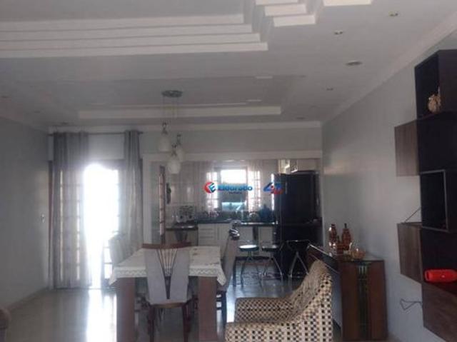 Casa com 3 Quartos e 2 banheiros à Venda, 150 m² por R$ 460.000