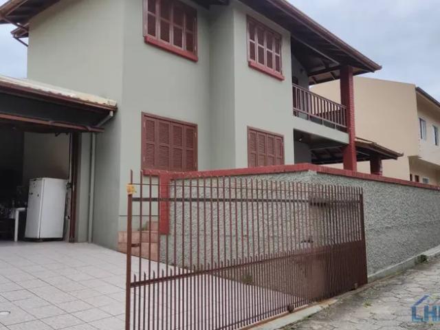 Casa com 3 Quartos e 2 banheiros à Venda, 157 m² por R$ 1.100.000