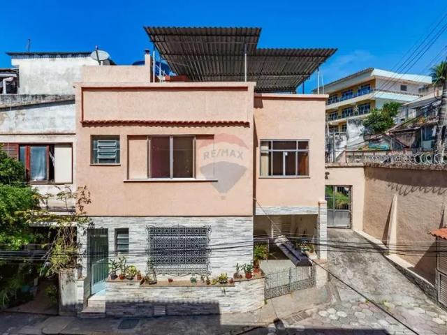 Casa com 3 Quartos e 2 banheiros à Venda, 162 m² por R$ 490.000