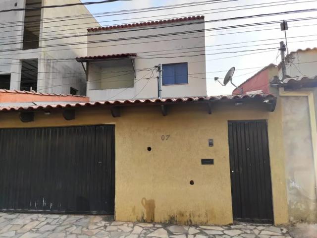 Casa com 3 Quartos e 2 banheiros à Venda, 170 m² por R$ 299.000
