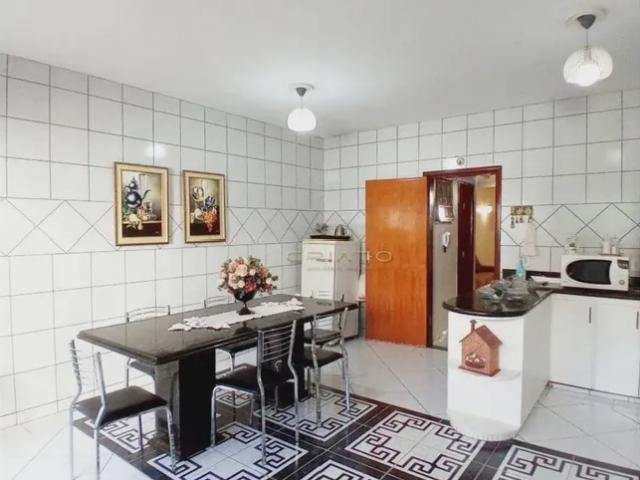 Casa com 3 Quartos e 2 banheiros à Venda, 170 m² por R$ 380.000