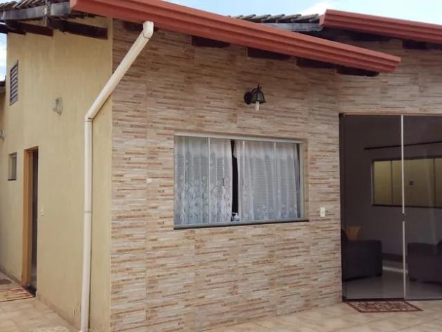 Casa com 3 Quartos e 2 banheiros à Venda, 175 m² por R$ 299.000