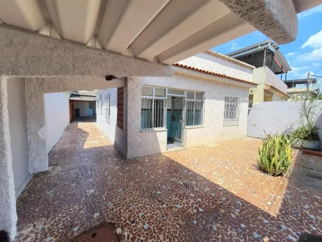 Casa com 3 Quartos e 2 banheiros à Venda, 180 m² por R$ 370.000