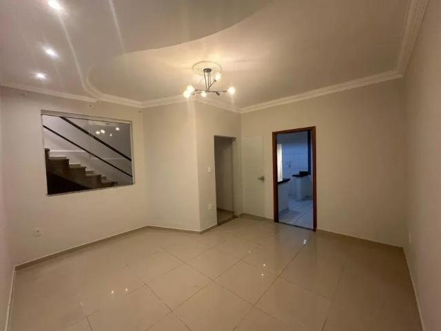 Casa com 3 Quartos e 2 banheiros à Venda, 180 m² por R$ 370.000