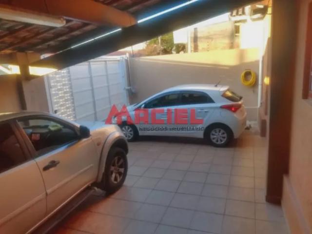 Casa com 3 Quartos e 2 banheiros à Venda, 100 m² por R$ 445.000