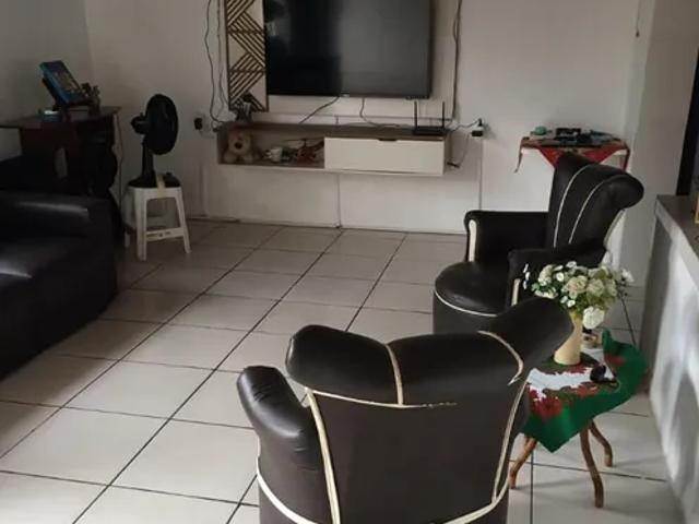 Casa com 3 Quartos e 2 banheiros à Venda, 102 m² por R$ 300.000